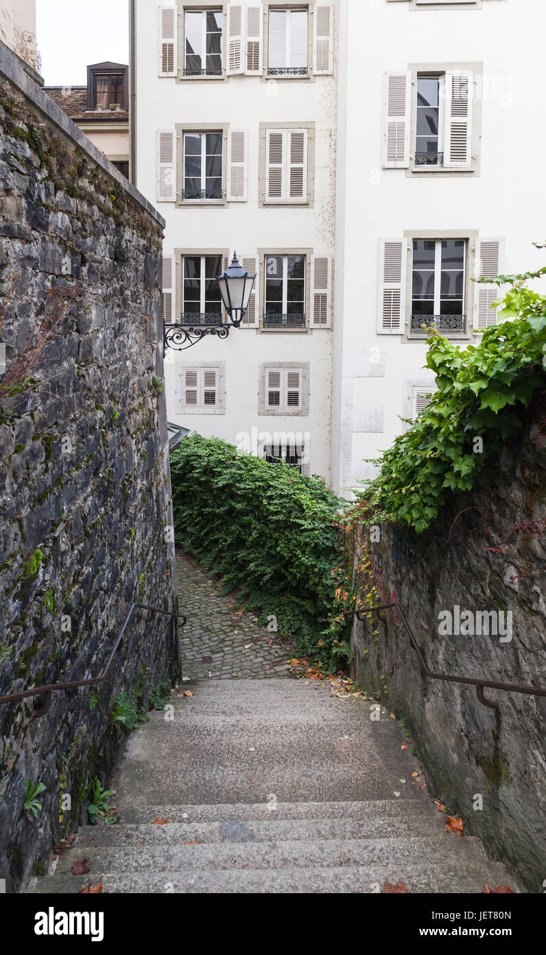 Altstadt von Genf. Vertikale Straßenansicht mit Steintreppe und ...