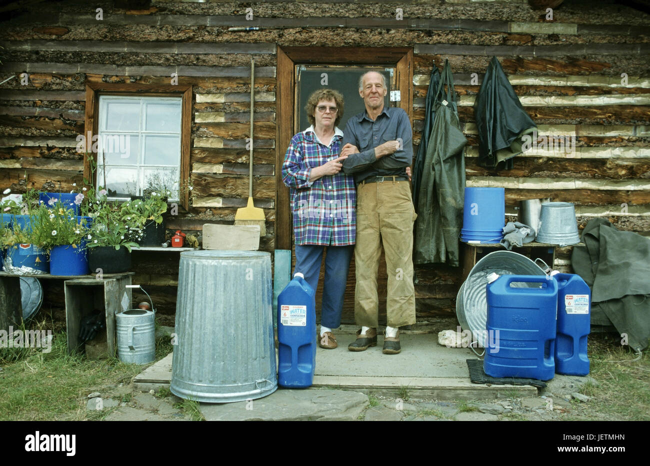 ? Lteres Goldgräber Ehepaar vor ihr Blockhaus in den Bächen, Rang ...