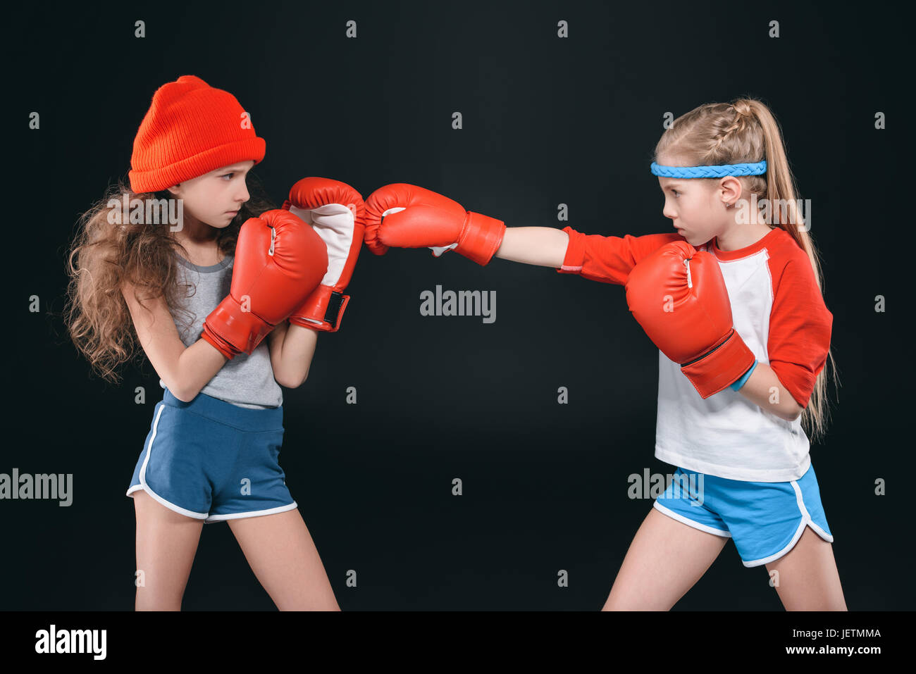Seitenansicht des sportlichen Mädchen Boxen isoliert auf schwarz ...