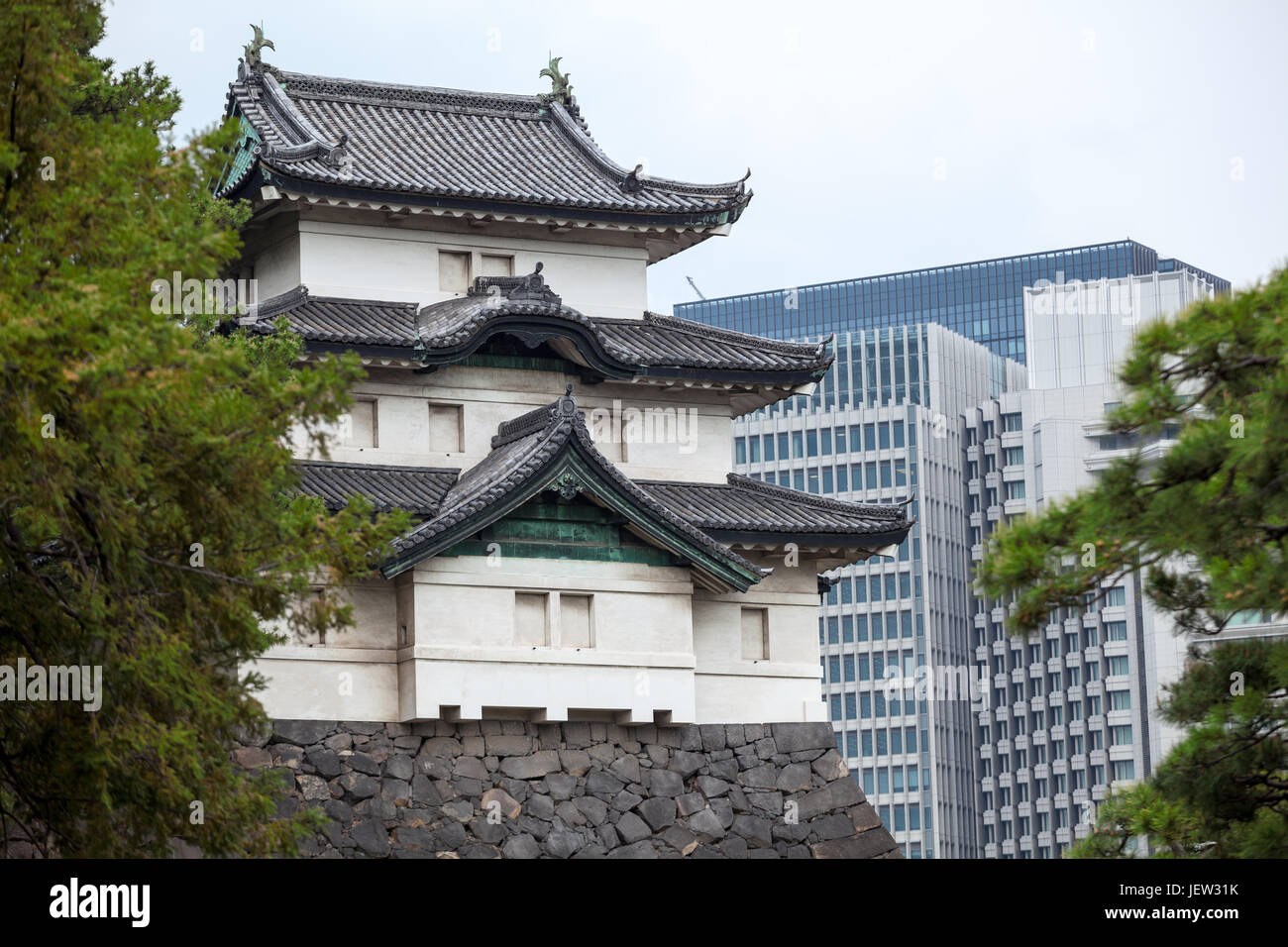 TOKYO, JAPAN - ca. April 2013: Der Fujimi-Yagura dreistöckigen Turm ist ...