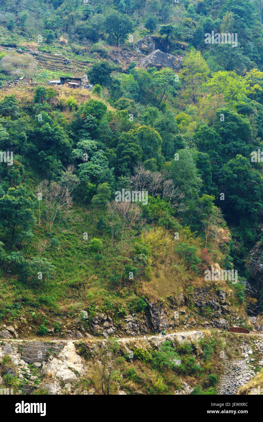 Zwei Wanderer zu Fuß auf der Straße zwischen chamje und Tal auf der ...