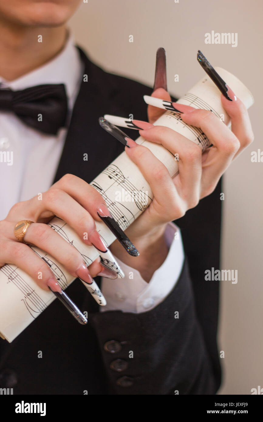 Long nails -Fotos und -Bildmaterial in hoher Auflösung – Alamy