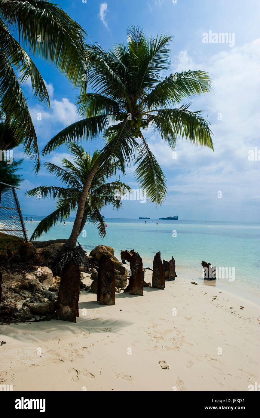 Rosten des zweiten Weltkriegs bleibt am Mikro Beach in Garapan, Saipan ...