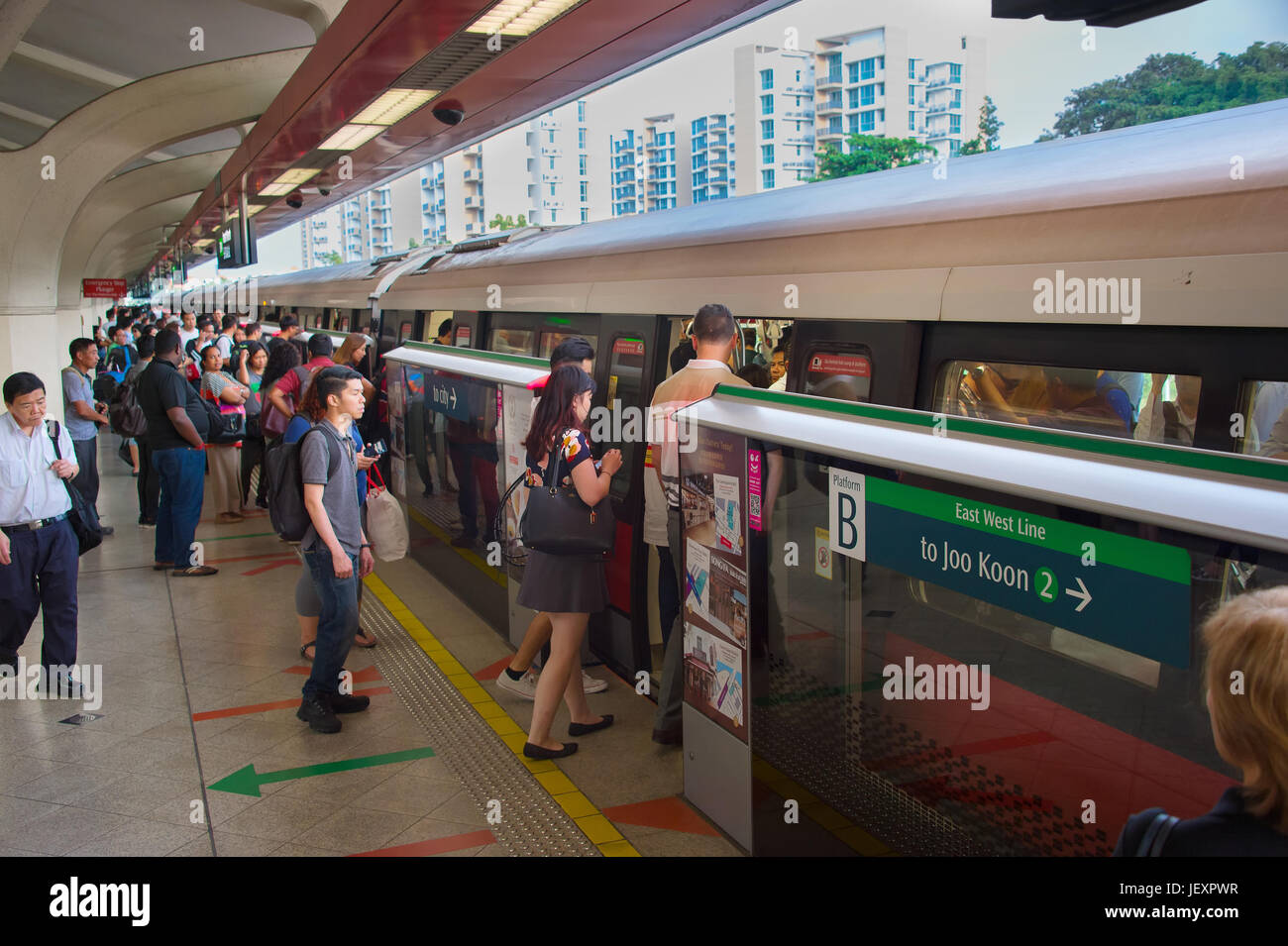 Singapur - 13. Januar 2017: Passagiere in Singapore Mass Rapid Transit ...