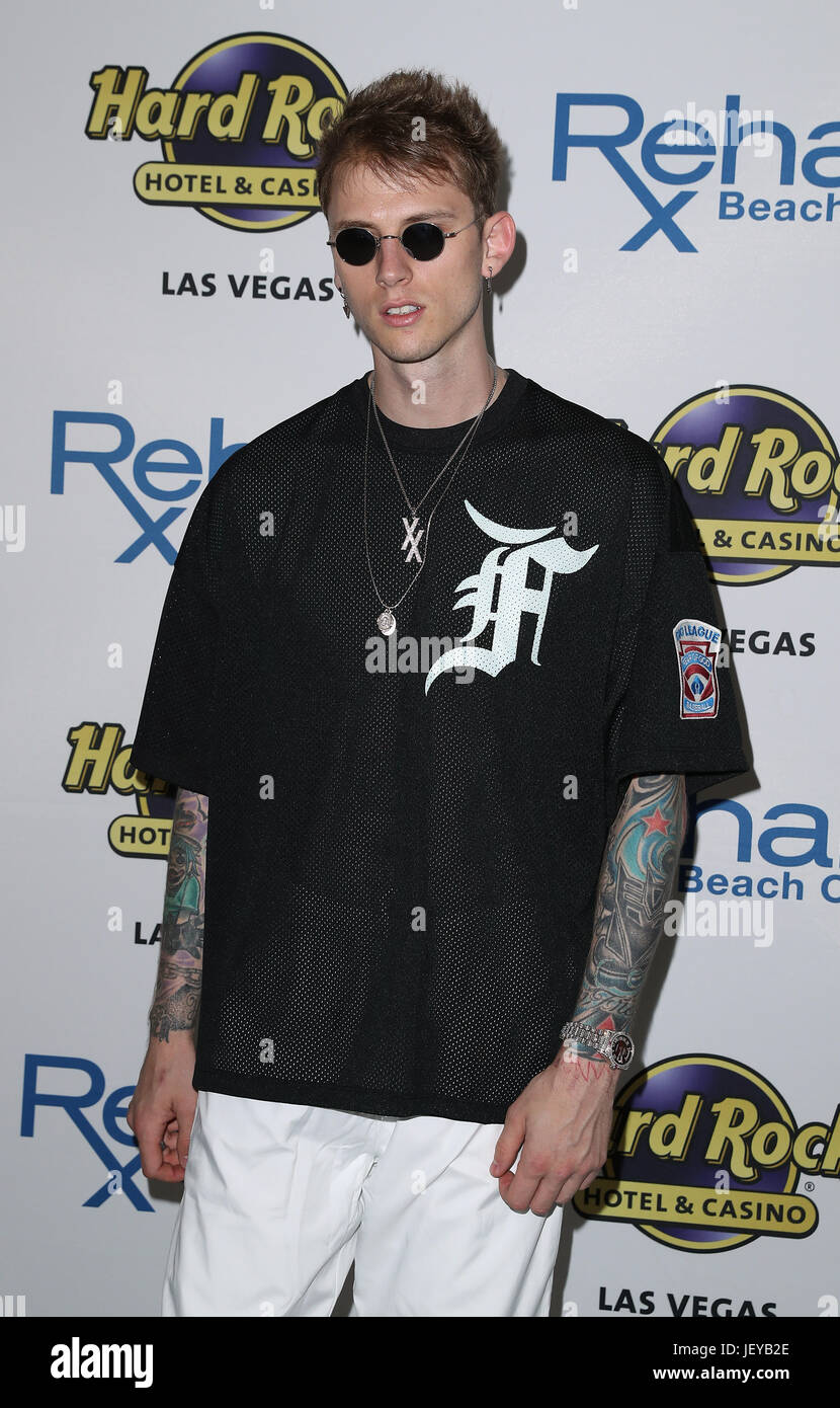 Machine Gun Kelly feiert Memorial Day Wochenende im Reha-Beach Club im ...