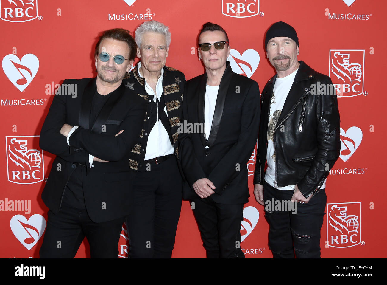 Adam clayton und larry mullen jr -Fotos und -Bildmaterial in hoher ...