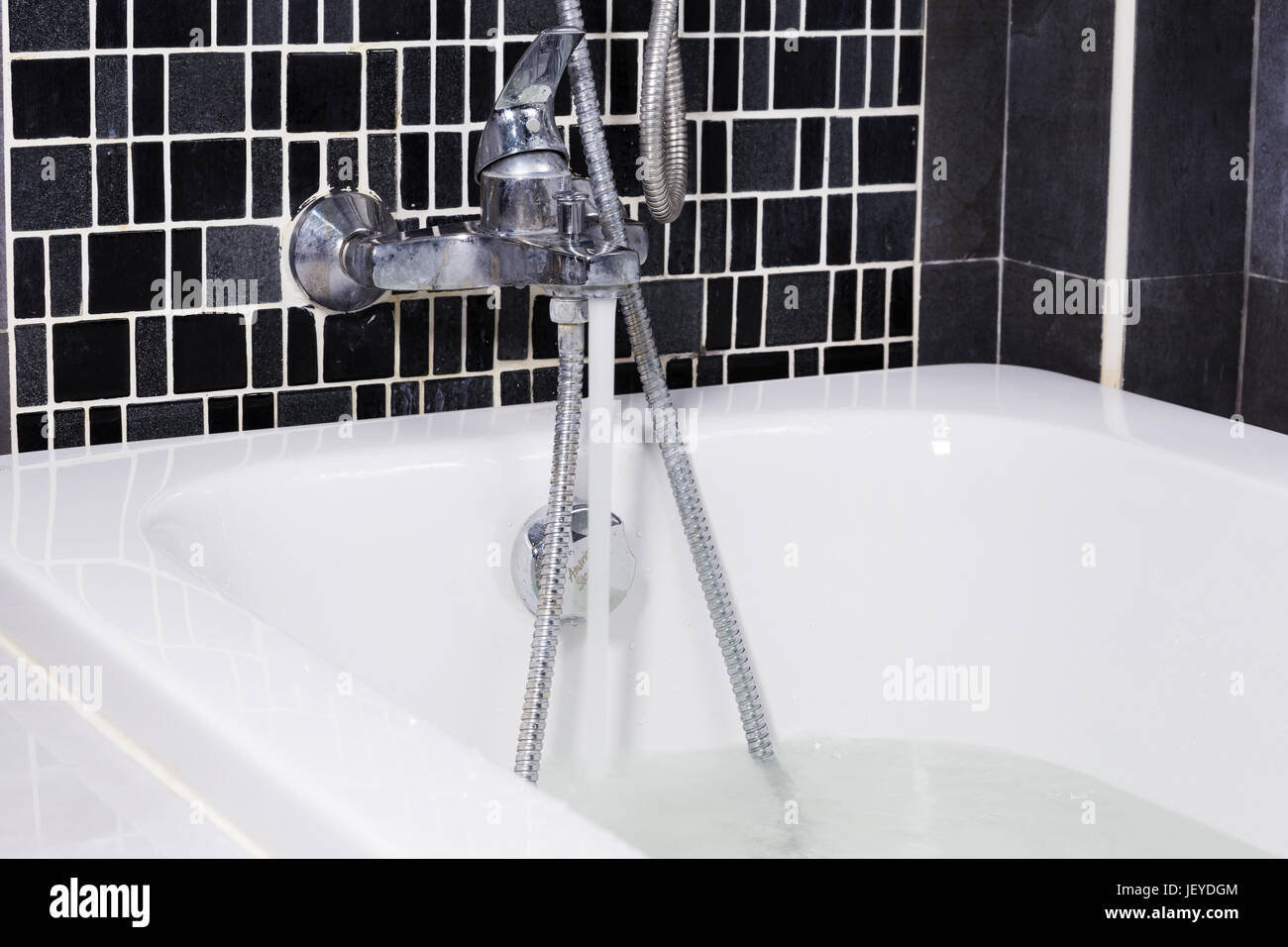 Volle badewanne -Fotos und -Bildmaterial in hoher Auflösung – Alamy