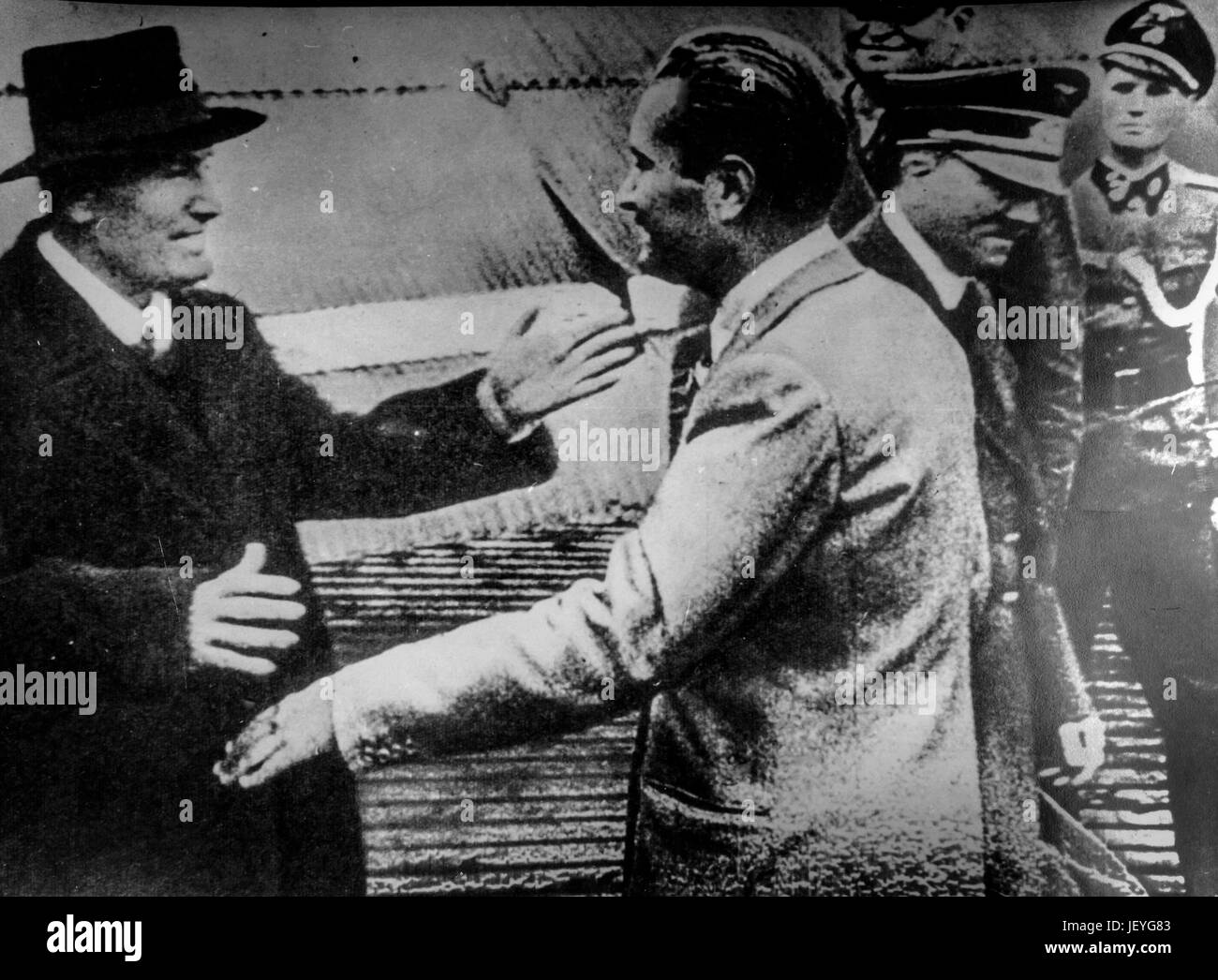Adolf hitler and benito mussolini Schwarzweiß-Stockfotos und -bilder ...