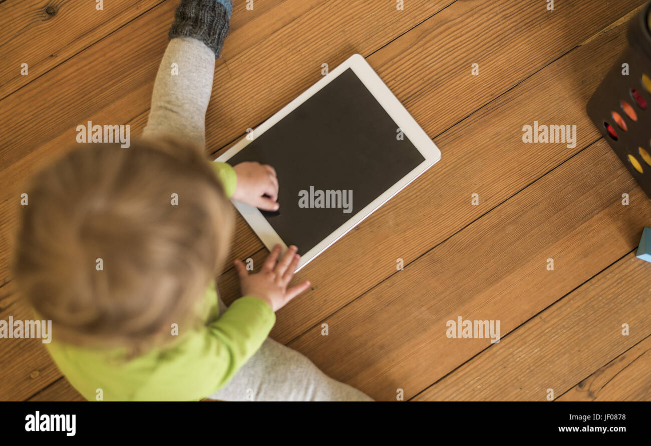 Kind, das tablette spielt -Fotos und -Bildmaterial in hoher Auflösung ...