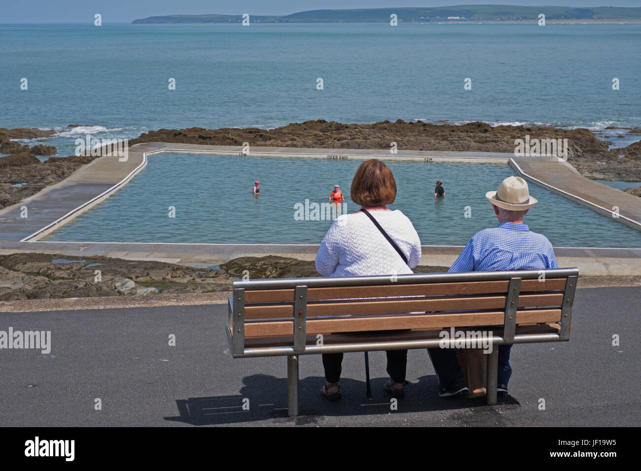 Sitzende rentner -Fotos und -Bildmaterial in hoher Auflösung – Alamy