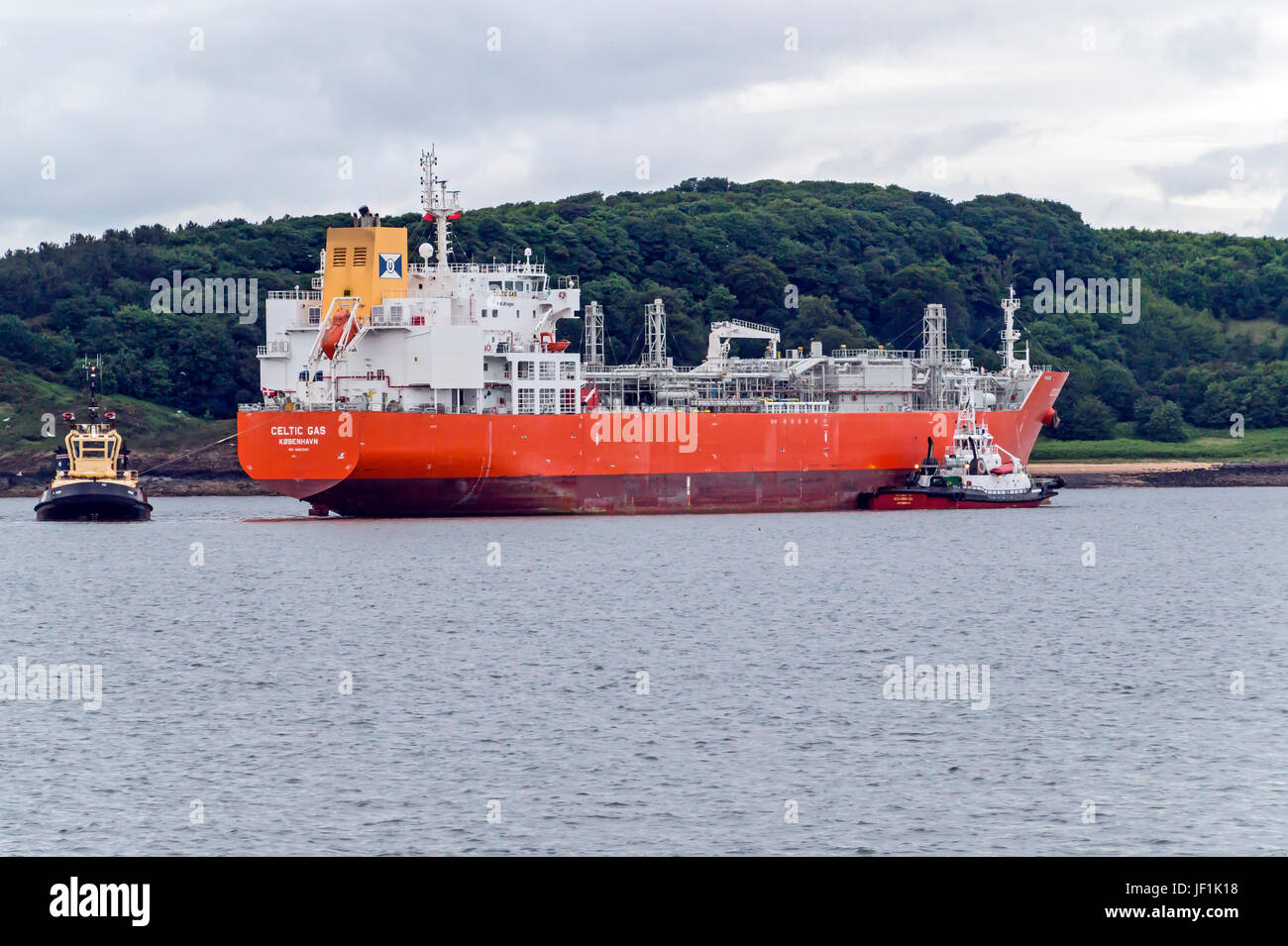Tanker mit schleppern -Fotos und -Bildmaterial in hoher Auflösung – Alamy