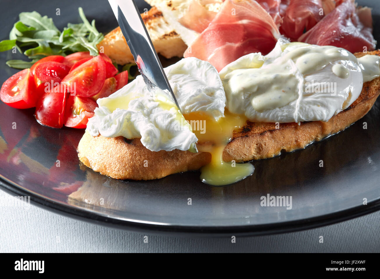 Eier benedict auf weißem hintergrund -Fotos und -Bildmaterial in hoher ...