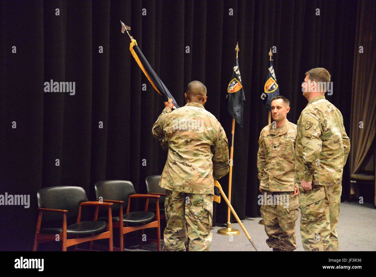 U.S. Army Lt. Col Frank E. Jefferson (eingehende Commander), kehrt die ...