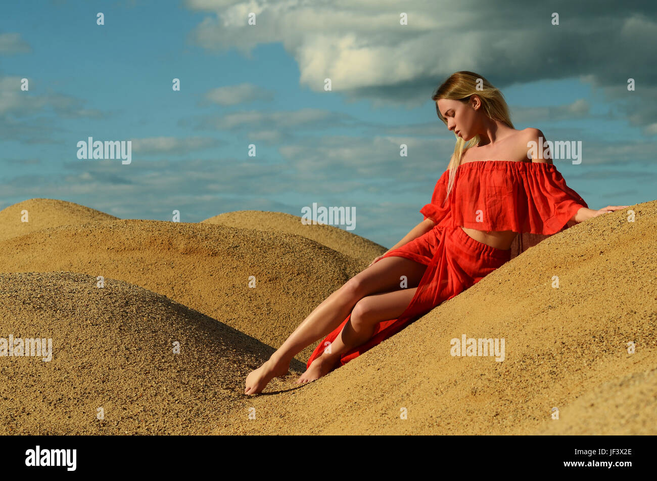 Mädchen im roten schal -Fotos und -Bildmaterial in hoher Auflösung – Alamy