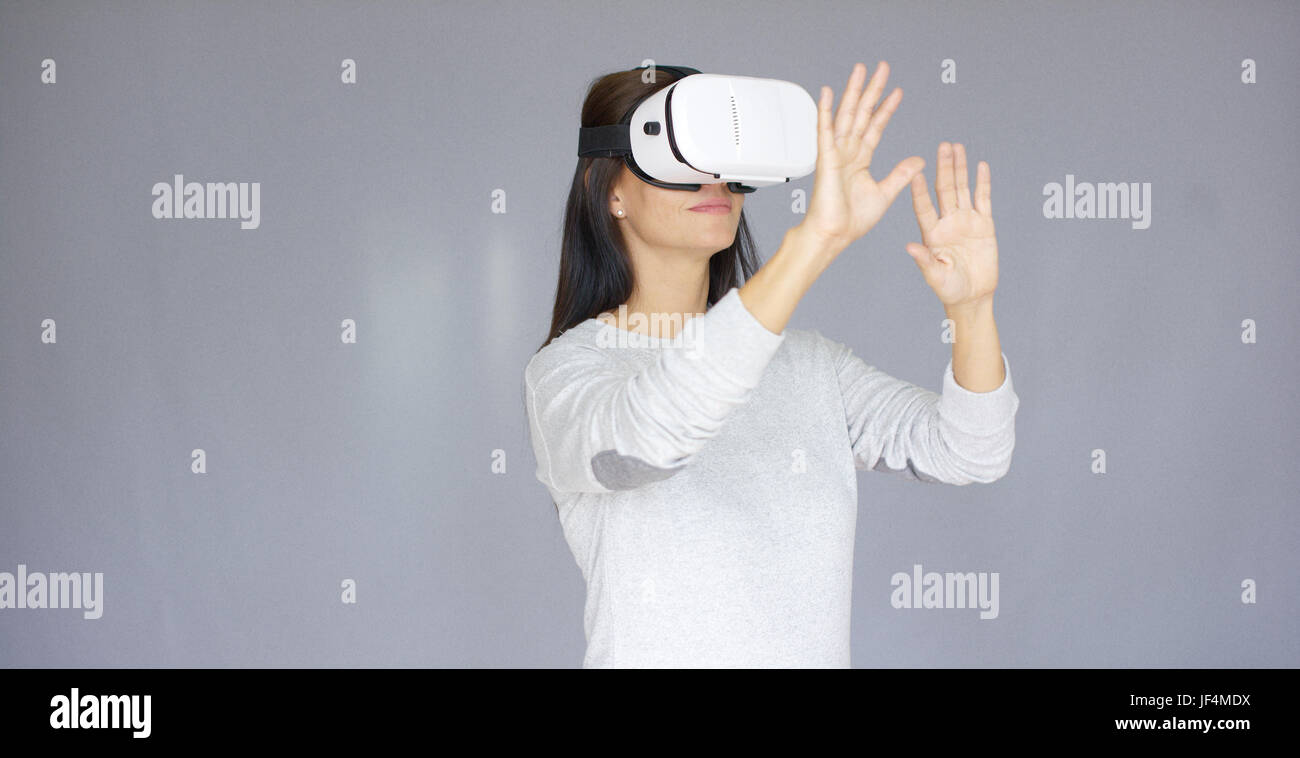 Virtual reality brille frau -Fotos und -Bildmaterial in hoher Auflösung ...