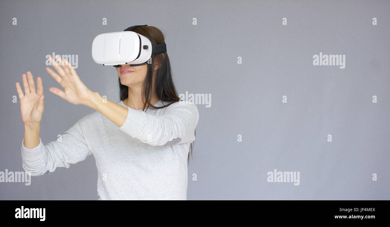 Virtual reality brille frau -Fotos und -Bildmaterial in hoher Auflösung ...