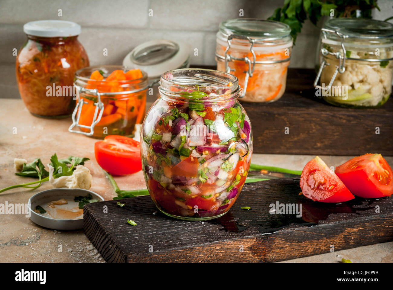 Konzept einer fermentierten Mahlzeit. Haus aus der Dose Essen und ...