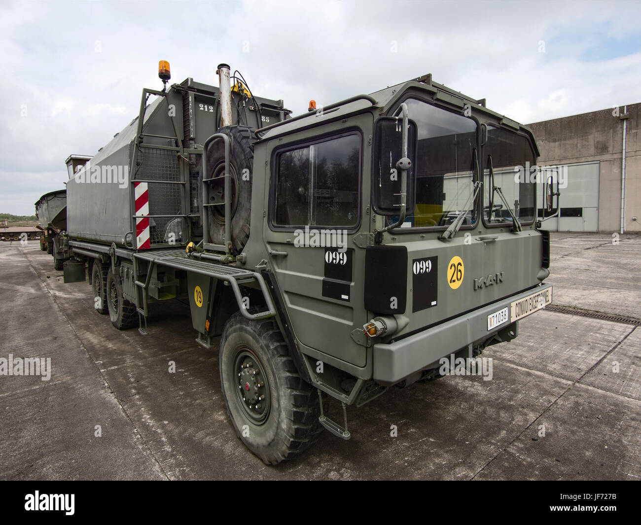 Rheinmetall MAN Military Fahrzeuge GmbH (RMMV) mit Anhänger mit Boot ...