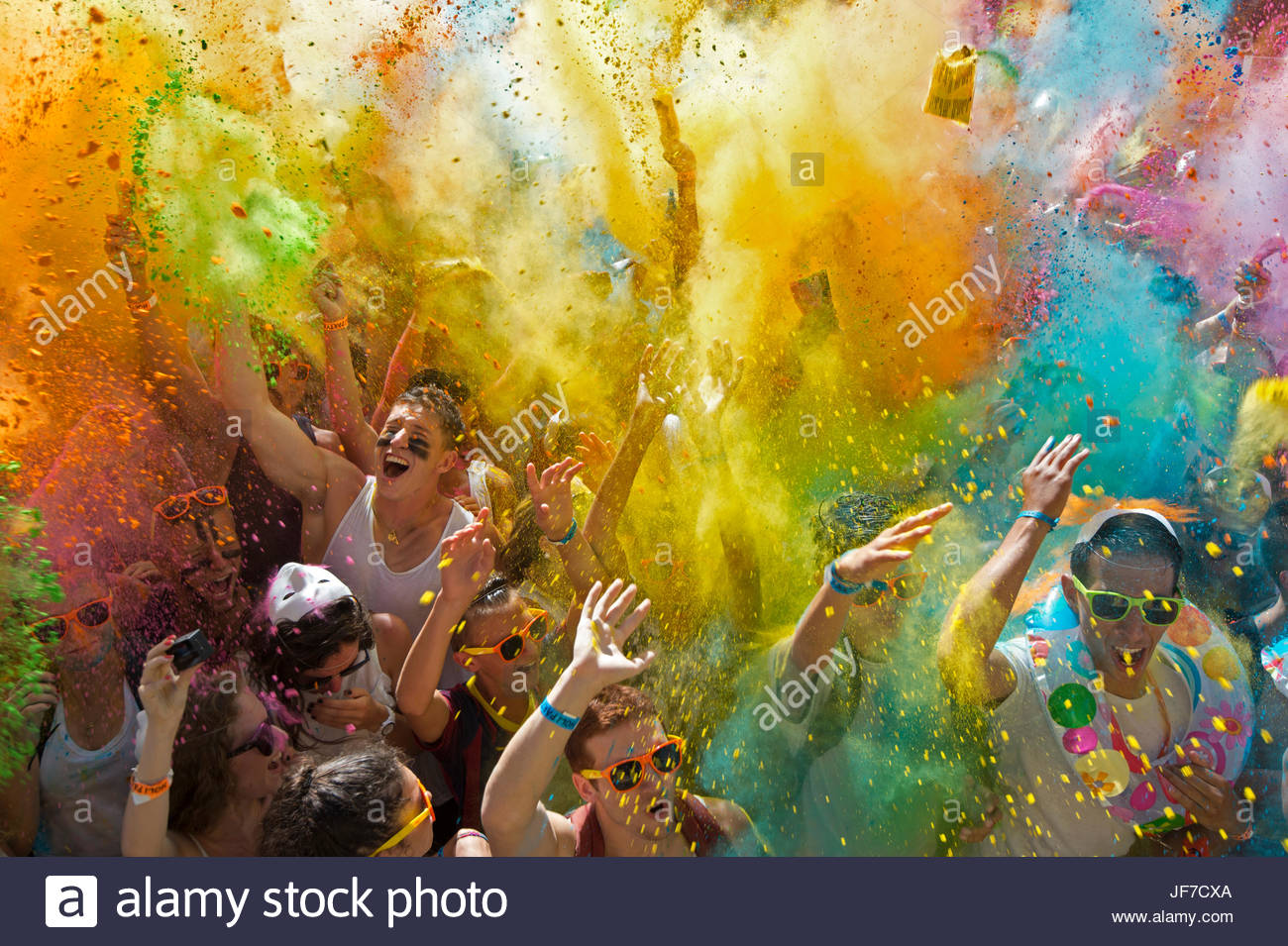 People Enjoying Holi Festival In Stockfotos & People Enjoying Holi ...