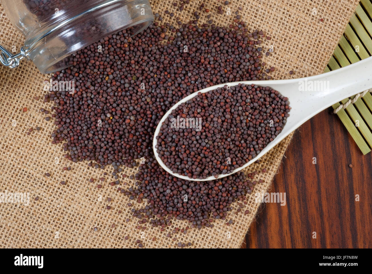 Schwarzer senf -Fotos und -Bildmaterial in hoher Auflösung – Alamy