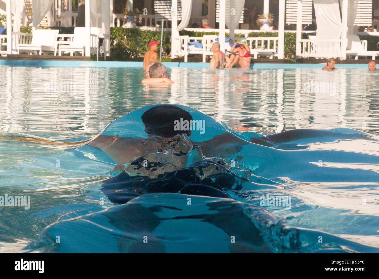 Schwimmerin unter wasser freistil -Fotos und -Bildmaterial in hoher ...
