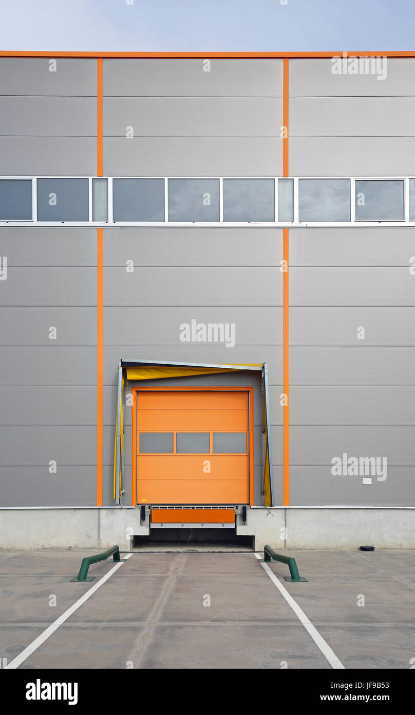 Loading bay door -Fotos und -Bildmaterial in hoher Auflösung – Alamy