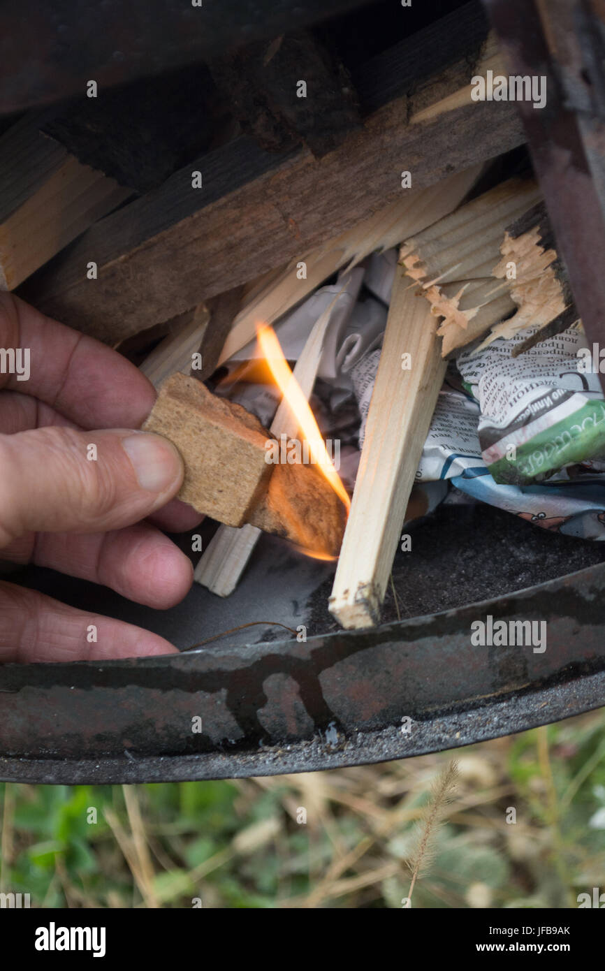 Hand in feuer -Fotos und -Bildmaterial in hoher Auflösung – Alamy