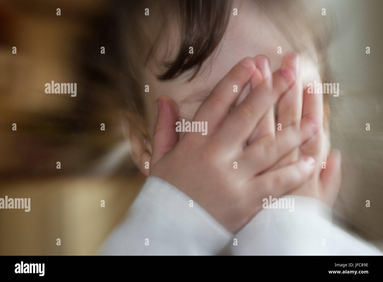 Verängstigt kleines mädchen -Fotos und -Bildmaterial in hoher Auflösung ...