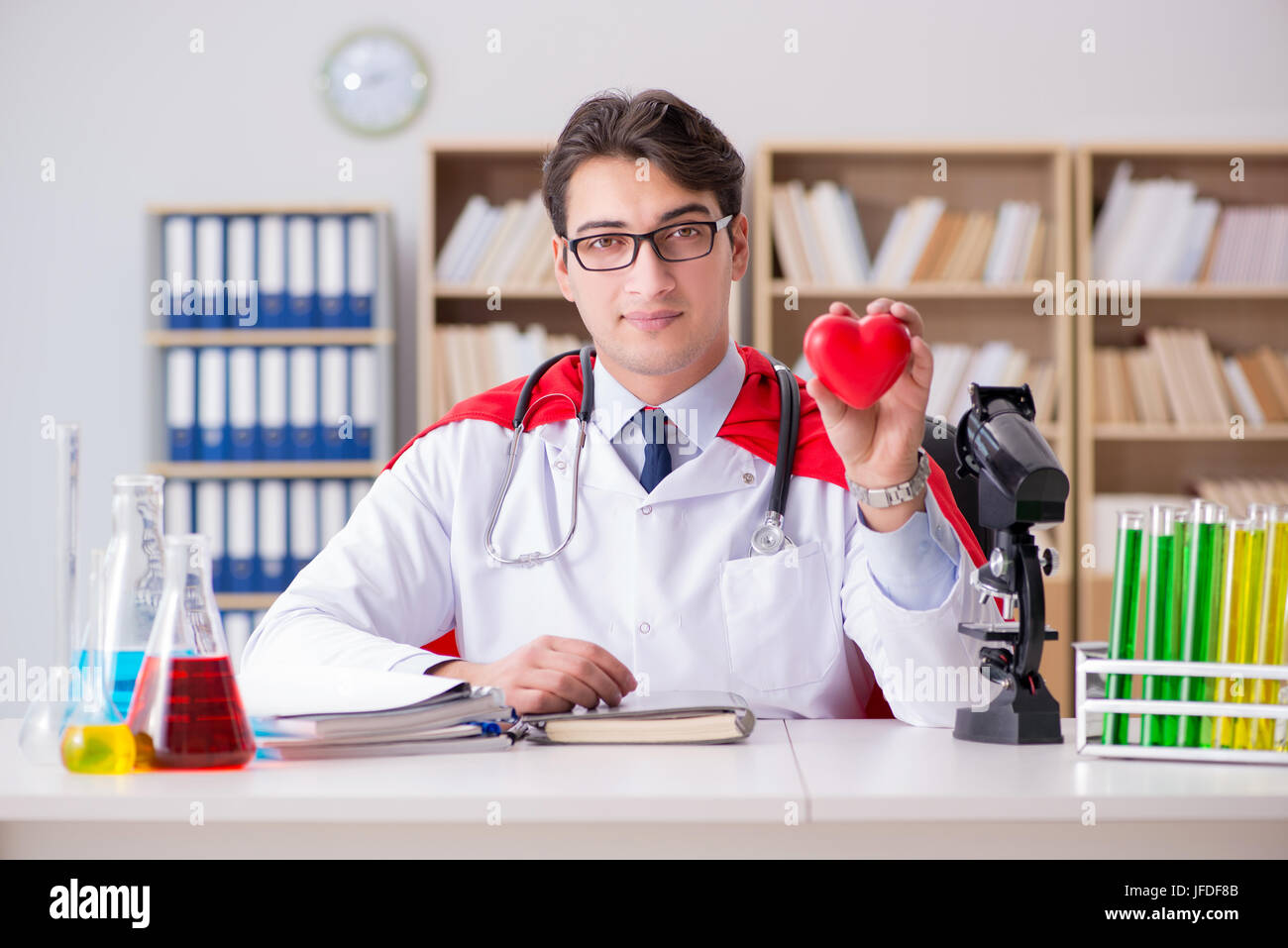 Superhelden-Arzt im Labor Krankenhaus Stockfotografie - Alamy