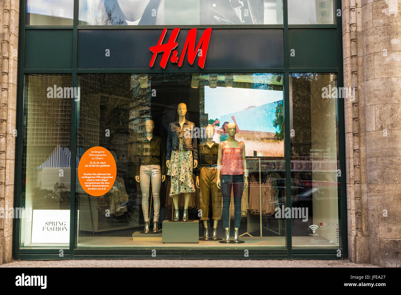 Berlin, Deutschland - 14. April 2017: HM Shop im Zentrum von Berlin ...