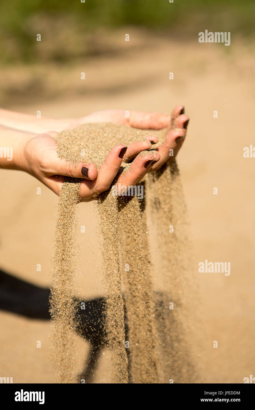Sand durch die Hände der Frau am Strand Stockfotografie - Alamy
