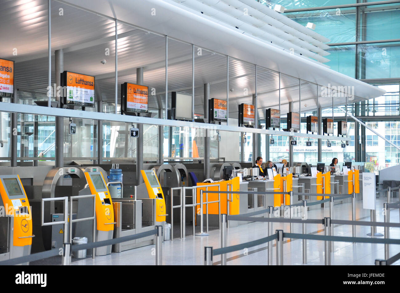 Flughafen check in schalter -Fotos und -Bildmaterial in hoher Auflösung ...