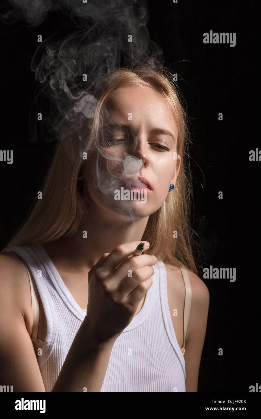 Girl smoking marijuana joint -Fotos und -Bildmaterial in hoher ...