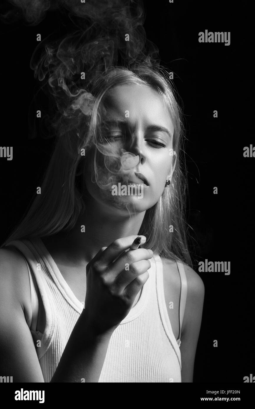 Girl smoking marijuana joint -Fotos und -Bildmaterial in hoher ...