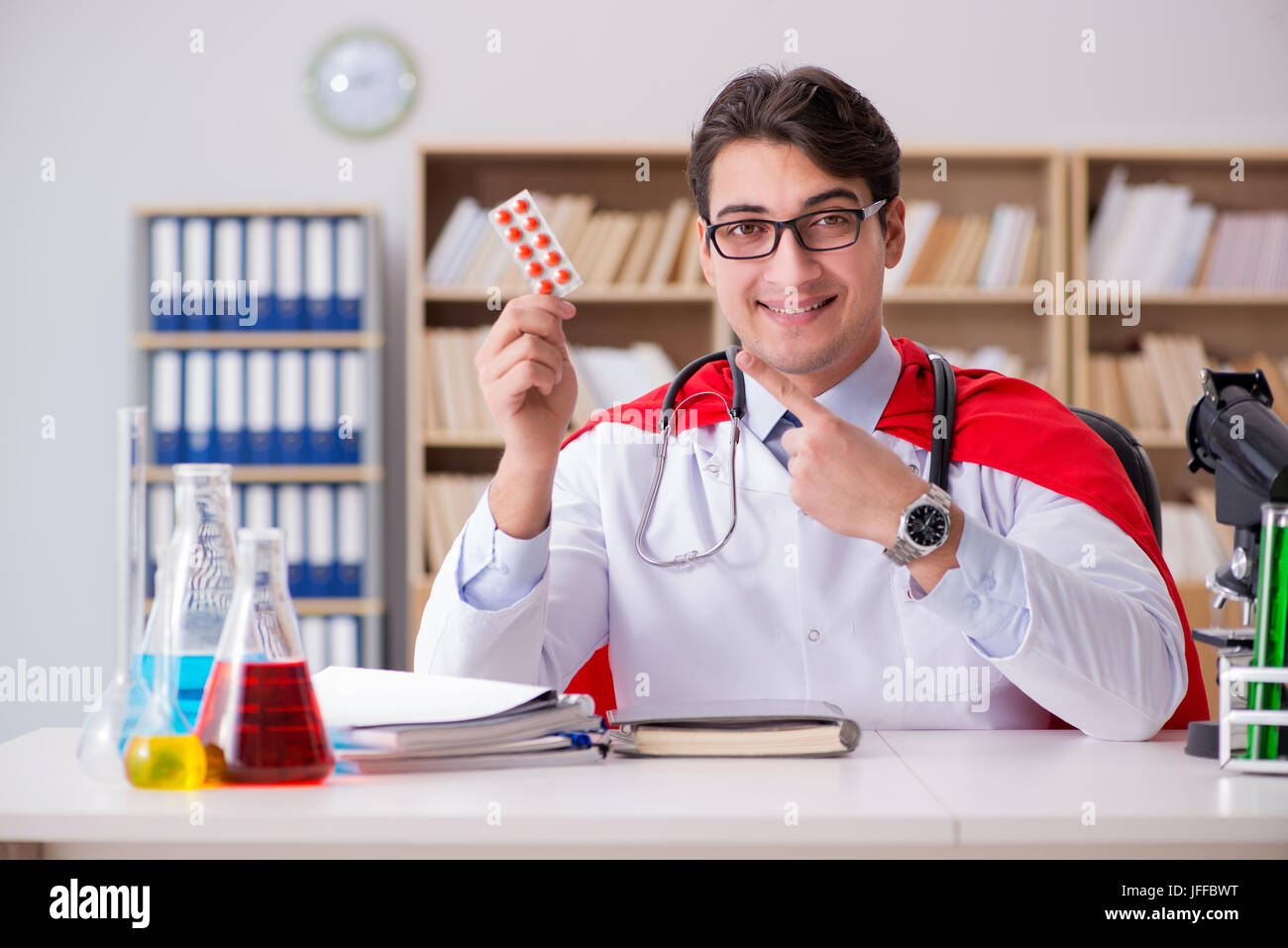 Superhelden-Arzt im Labor Krankenhaus Stockfotografie - Alamy