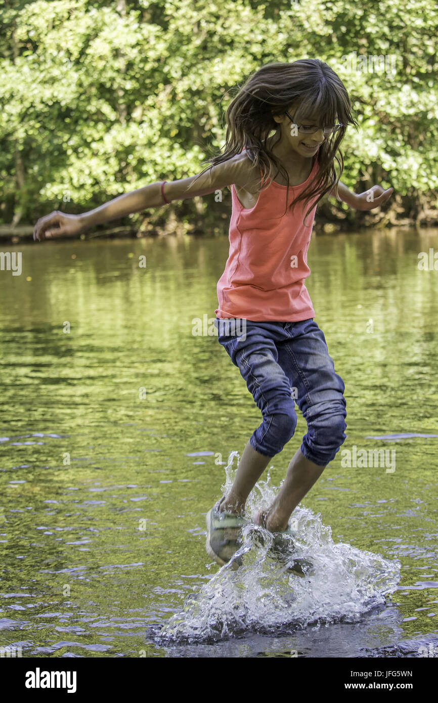 Kleines mädchen im wasser -Fotos und -Bildmaterial in hoher Auflösung – Alamy
