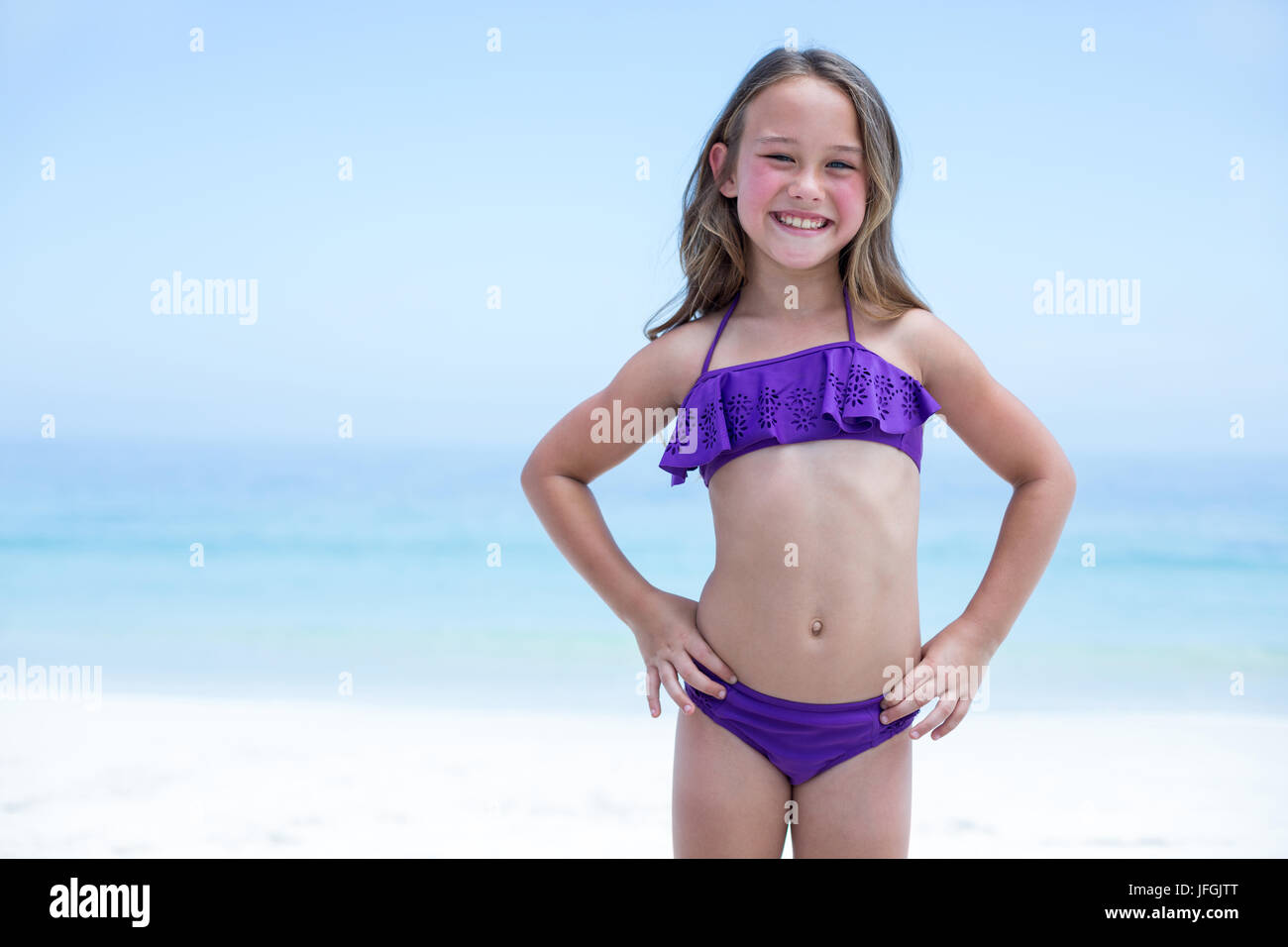 Purple bikini -Fotos und -Bildmaterial in hoher Auflösung – Alamy