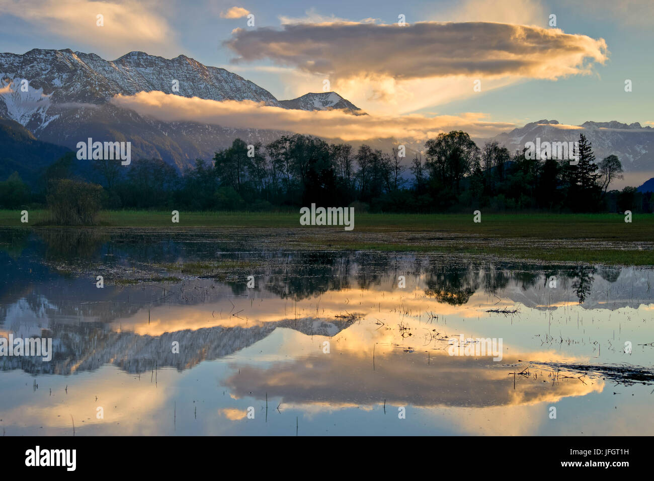 Murnauer moos mit zugspitze und estergebirge -Fotos und -Bildmaterial ...