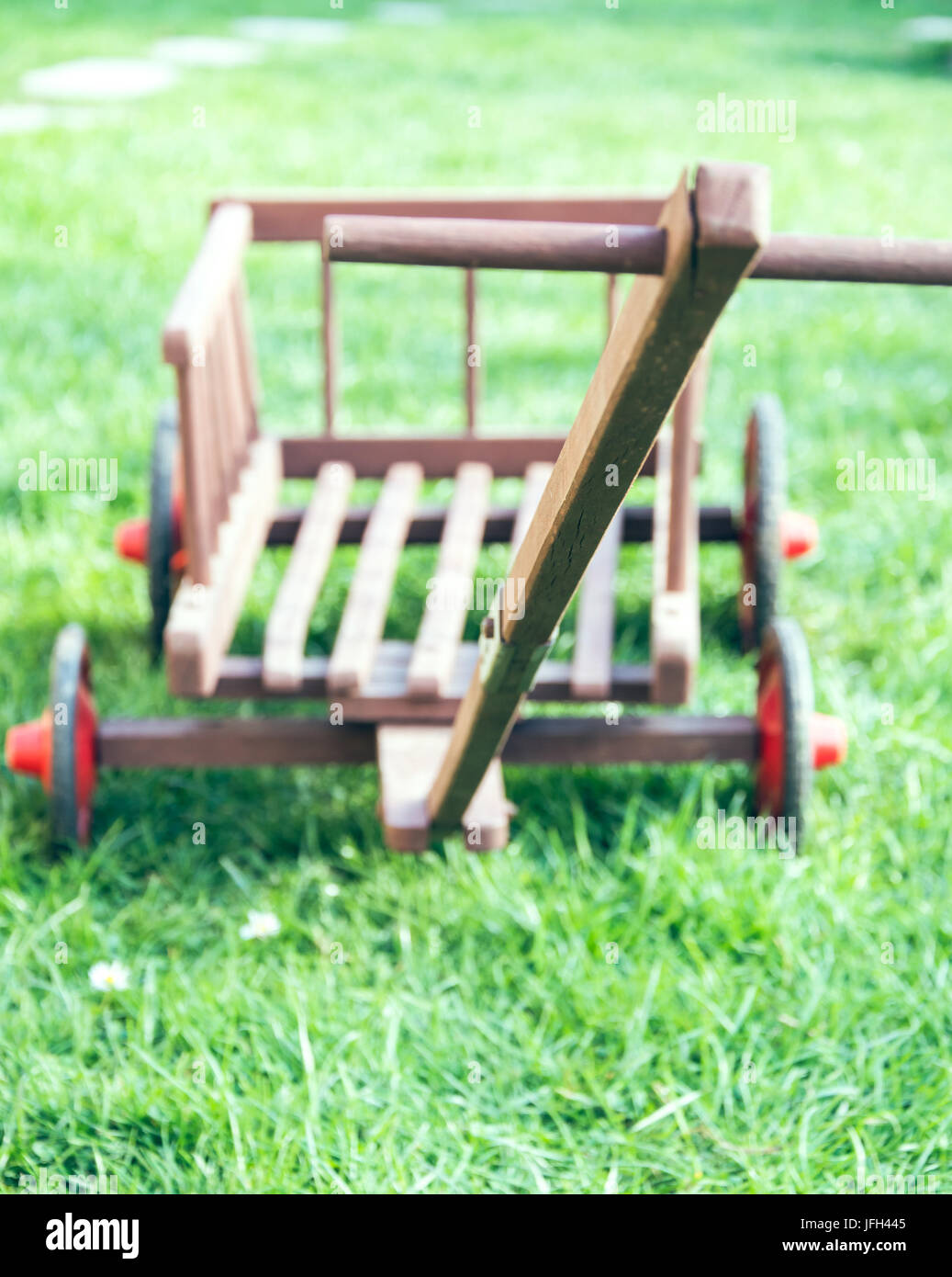 Hölzerner handwagen -Fotos und -Bildmaterial in hoher Auflösung – Alamy