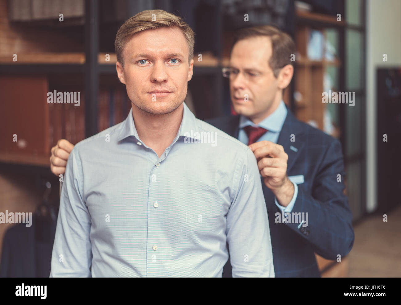 Junger kunde -Fotos und -Bildmaterial in hoher Auflösung – Alamy