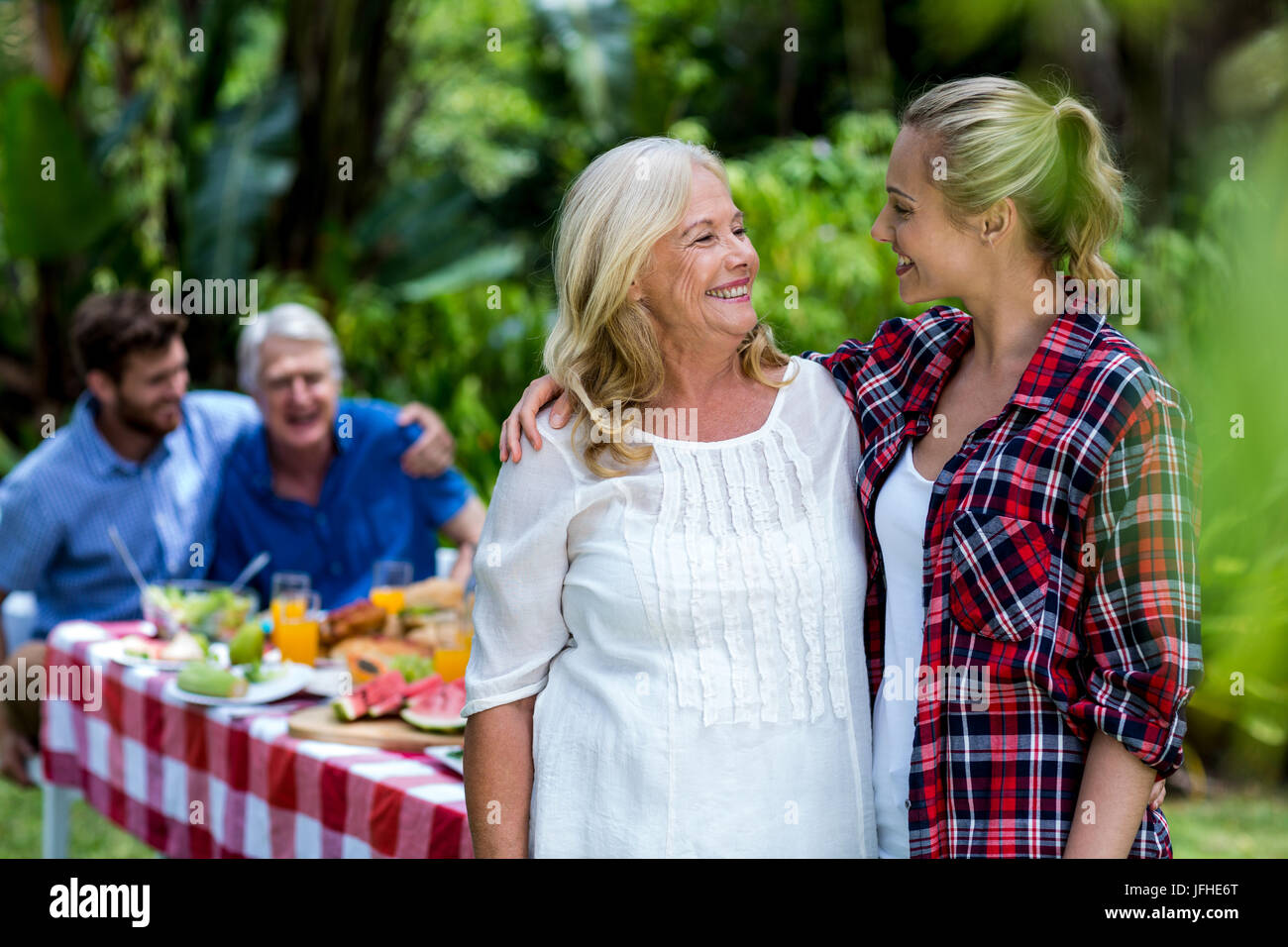 Schwiegermutter schwiegertochter -Fotos und -Bildmaterial in hoher Auflösung – Alamy