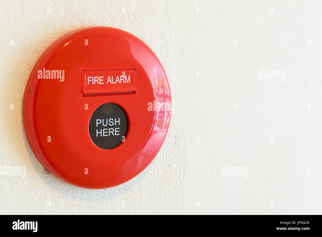 Fire alarm button on wall -Fotos und -Bildmaterial in hoher Auflösung ...