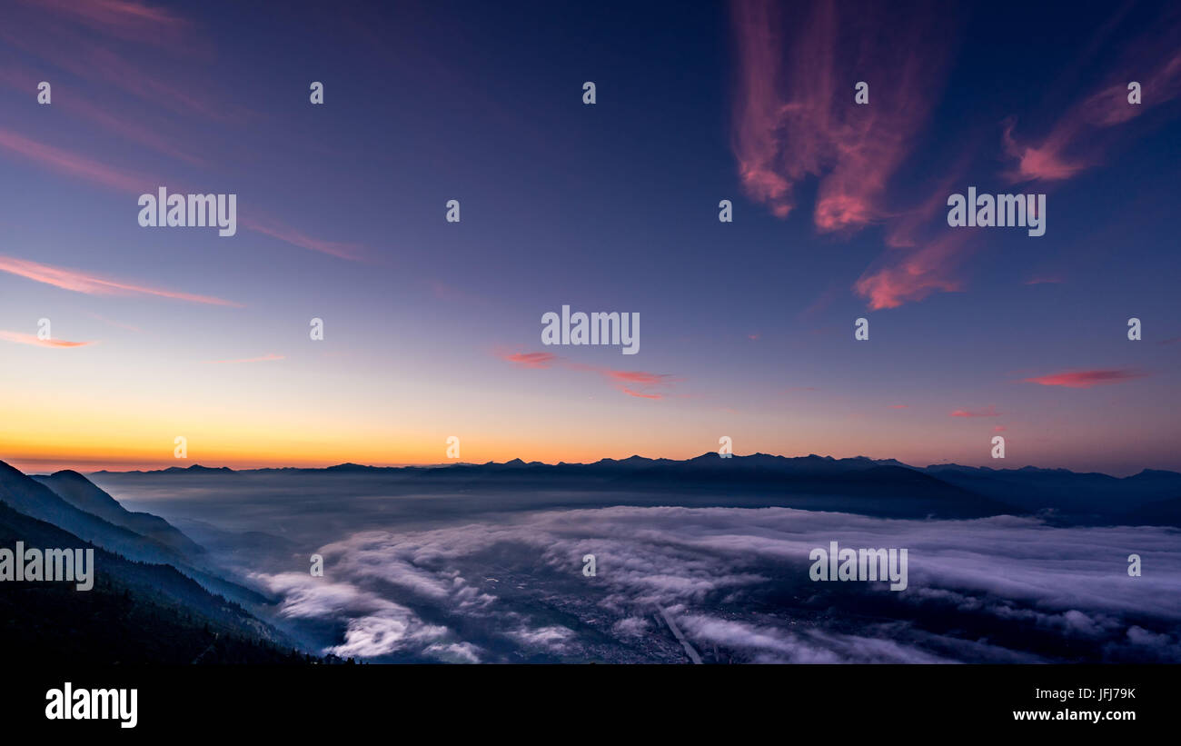 Blick auf das hafelekar am inn bei sonnenaufgang -Fotos und ...