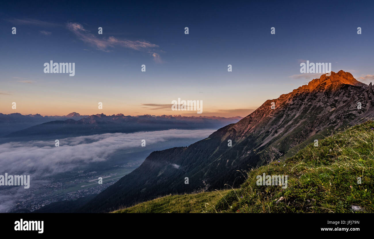 Blick auf das hafelekar am inn bei sonnenaufgang -Fotos und ...