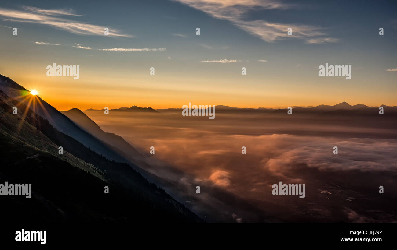 Blick auf das hafelekar am inn bei sonnenaufgang -Fotos und ...