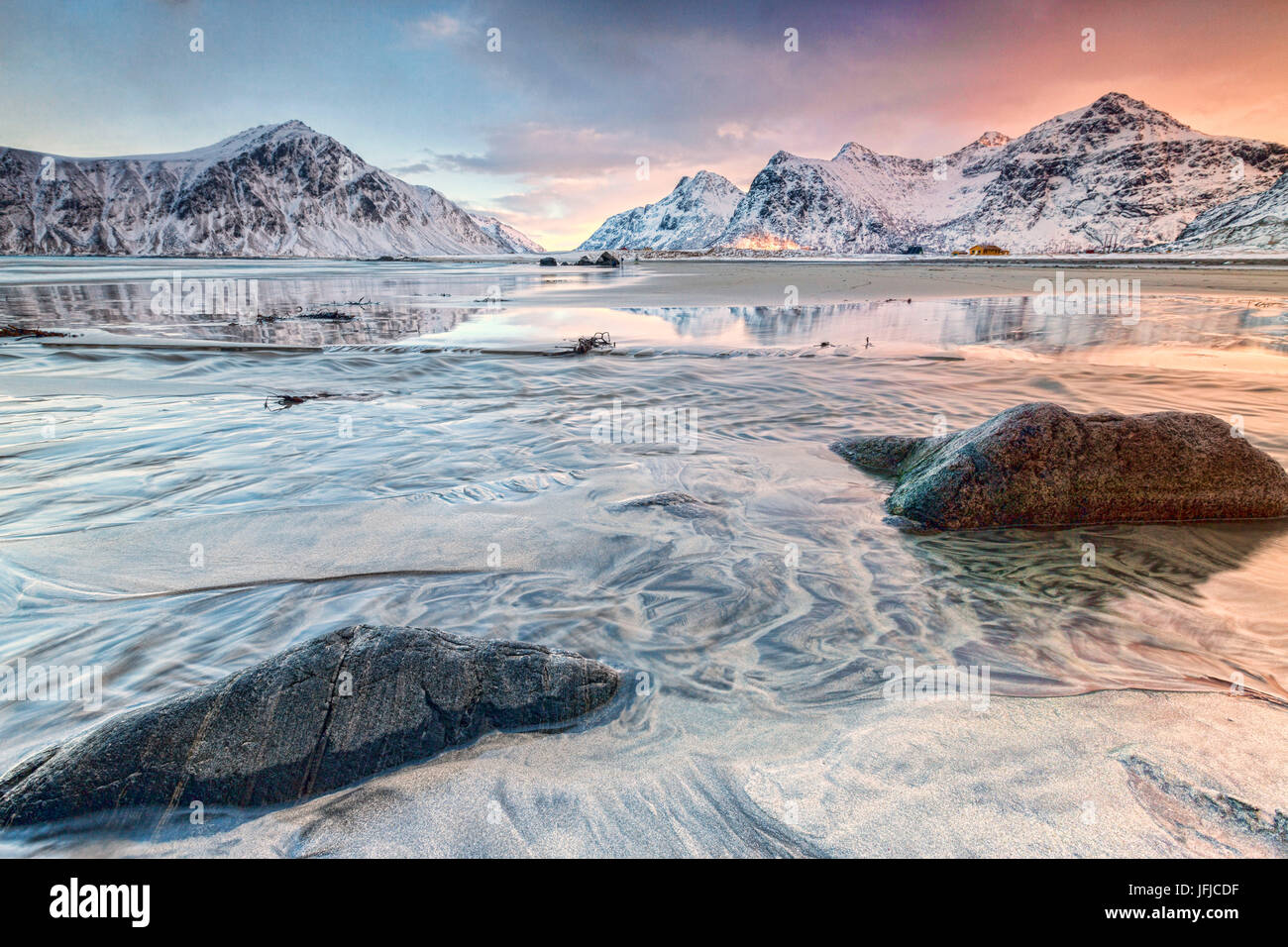Berge am strand -Fotos und -Bildmaterial in hoher Auflösung – Alamy