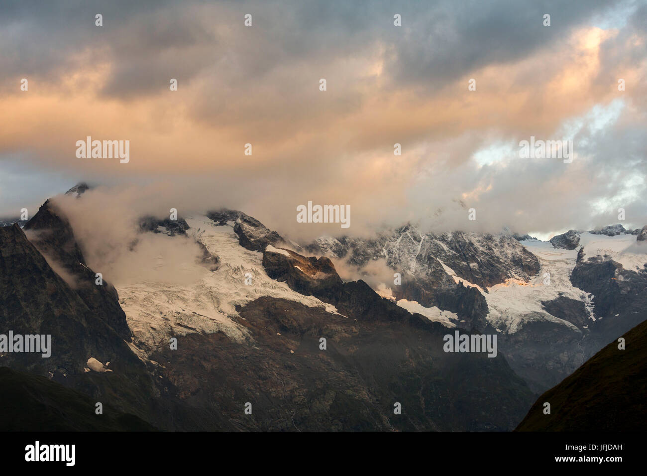 Mont dolent und aiguille de triolet -Fotos und -Bildmaterial in hoher ...