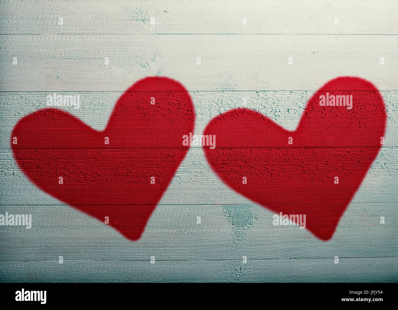 Zwei rote Herzen alte Plank, Symbol der Liebe gemalt Stockfotografie ...