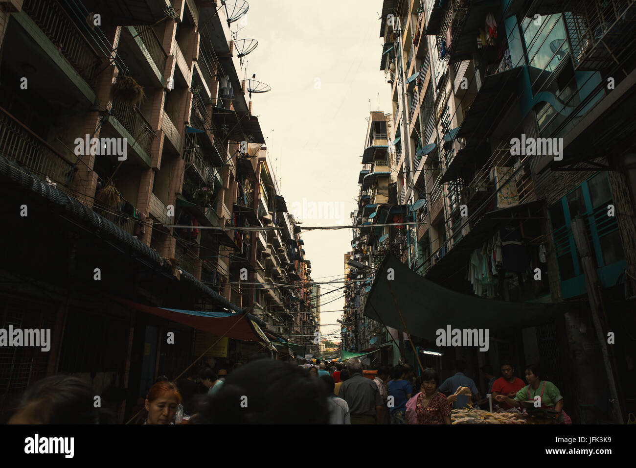 Chinatown yangon wohnung -Fotos und -Bildmaterial in hoher Auflösung ...
