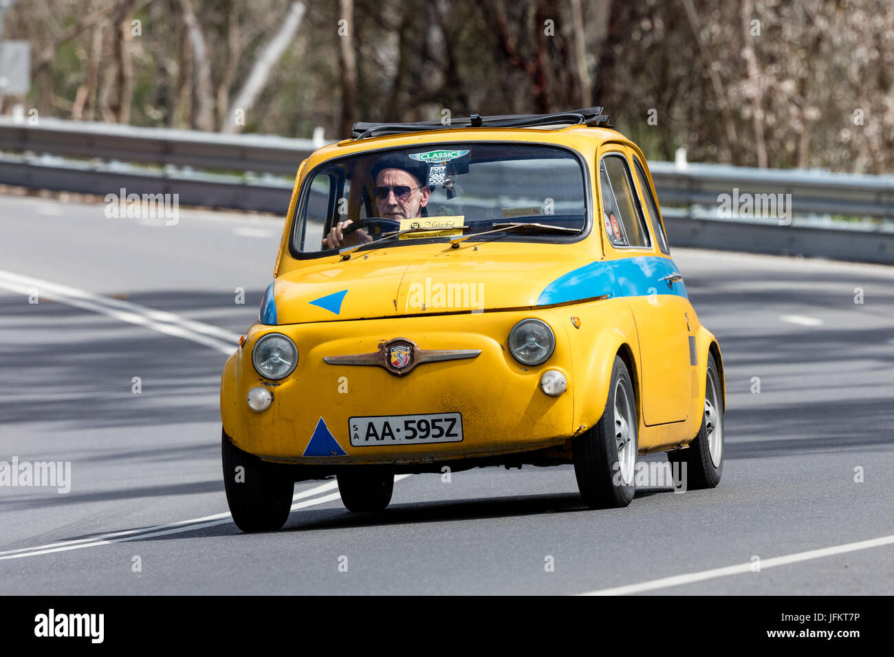 Oldtimer Fiat 500 Abarth fahren auf der Landstraße in der Nähe der ...